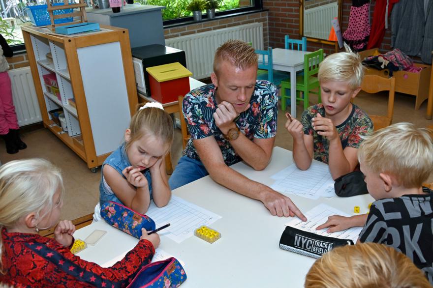 Een dag uit het leven van meester Patrick in groep 1-2-3 - Zone